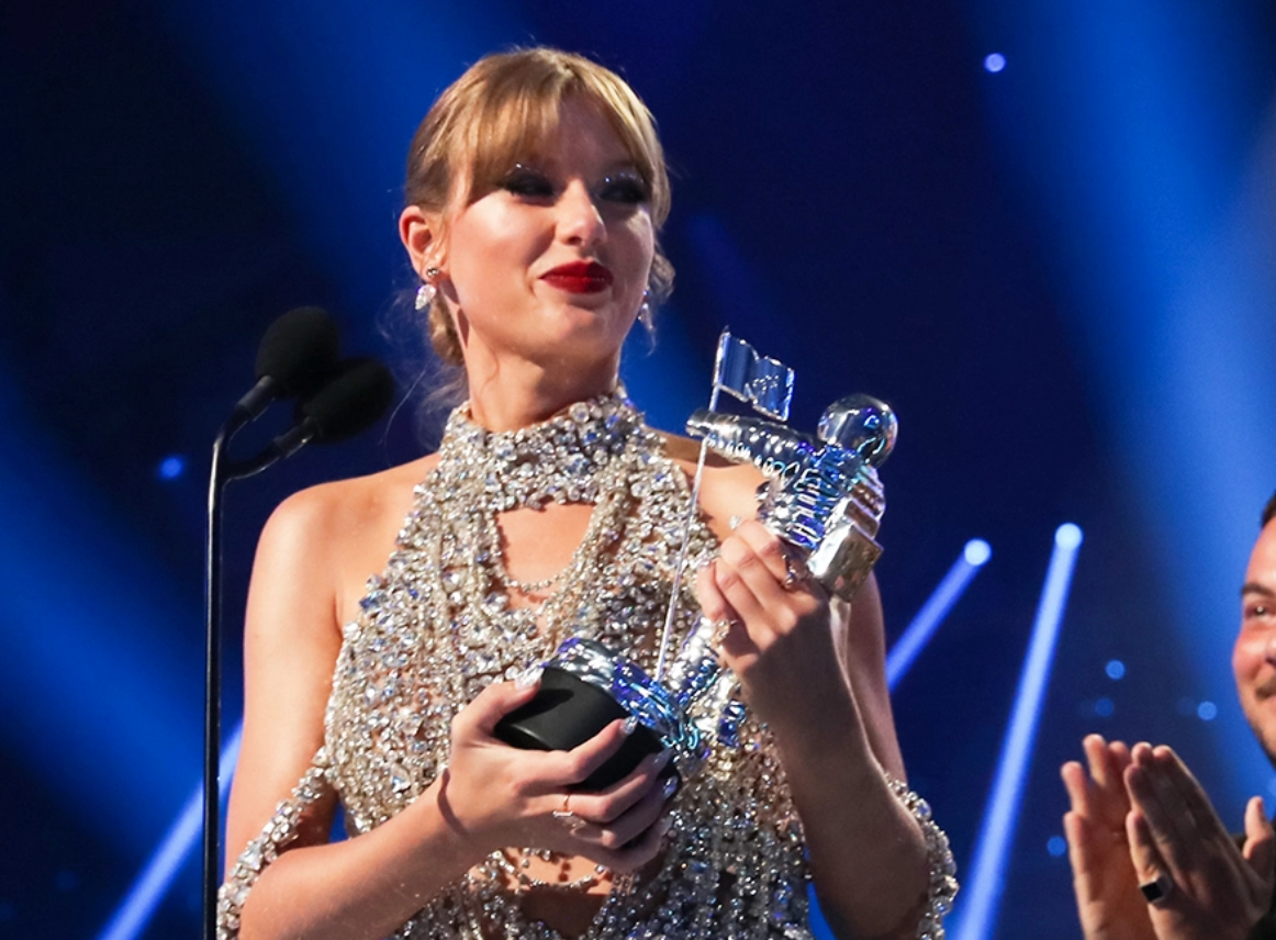 Taylor Swift Surprises Her Loyal Fans By Announcing New Album At The ...